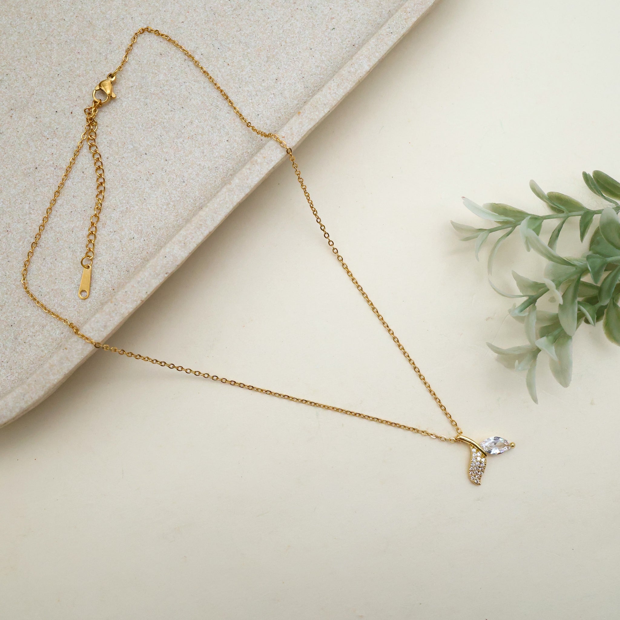 GOLD TONE ANTI TARNISH SHORT CHAIN - DOLPHIN TAIL